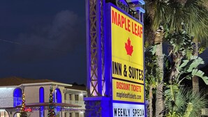 Placa de hotel com comodidades como piscina, WiFi e tarifa semanal especial.