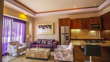 Estúdio, 1 cama king-size | Sala | TV plasma