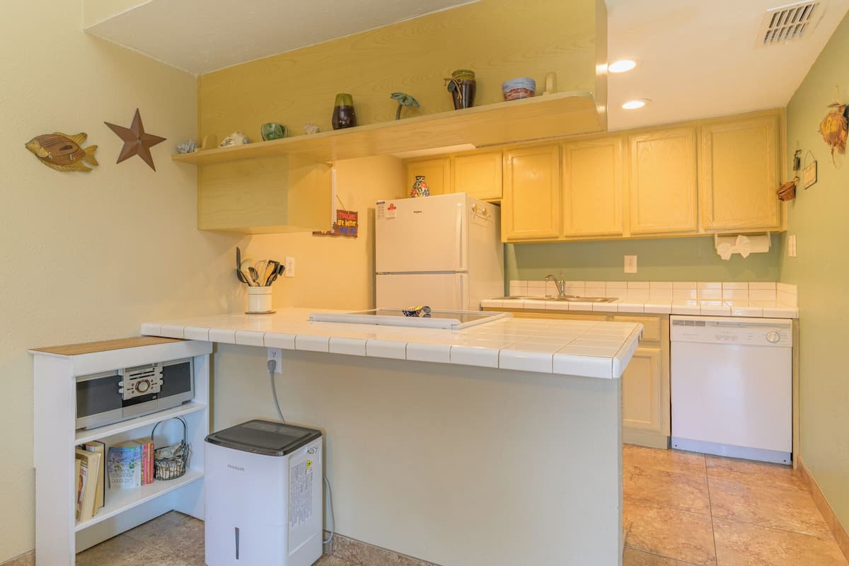 Apartamento Standard em Condomínio Fechado, 1 cama king-size e sofá-cama, varanda | Cozinha privada | Um frigorífico/congelador grande, um micro-ondas, uma placa de cozinha