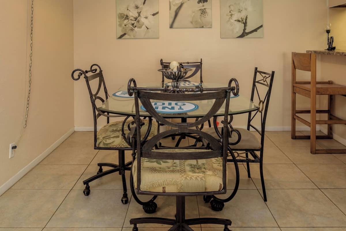 Quarto Premium, 2 quartos, vista para o resort, no rés do chão | Cozinha privada | Um frigorífico/congelador grande, um micro-ondas, uma placa de cozinha