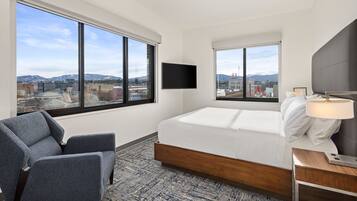 Roupas de cama premium, cofres nos quartos, escrivaninha