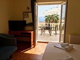 Apartamento Comfort, 1 quarto, terraço, vista para o mar (Koralj) | 1 quarto, cofre no quarto, secretária, quartos insonorizados 