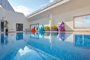 Piscina exterior, espreguiçadeiras