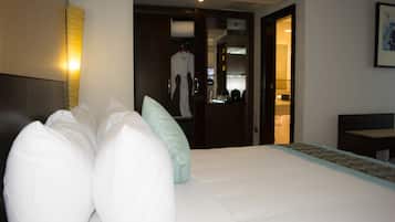 Minibar, cofre no quarto, secretária, cortinas/cortinados opacos