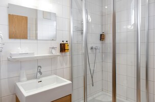 Apartamento Panorâmico, 2 quartos (Incl. 163 EUR cleaning fee) | Casa de banho | Um polibã, artigos de higiene pessoal grátis, um secador de cabelo 
