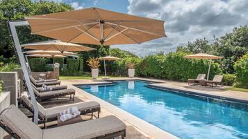 Piscina externa, guarda-sóis, espreguiçadeiras