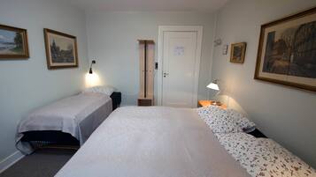 Quarto triplo, banheiro compartilhado | Roupas de cama premium, cortinas blackout, Wi-Fi de cortesia