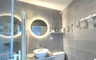 Quarto Clássico com Cama de Casal (Petite) | Casa de banho | Artigos de higiene pessoal grátis, toalhas fornecidas