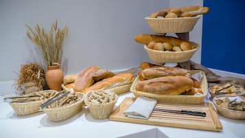 Café da manhã com buffet grátis todos os dias
