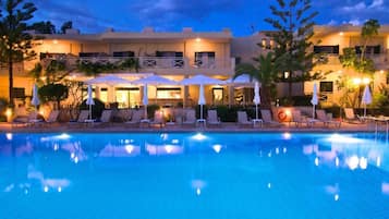Piscina exterior, guarda-sóis, espreguiçadeiras
