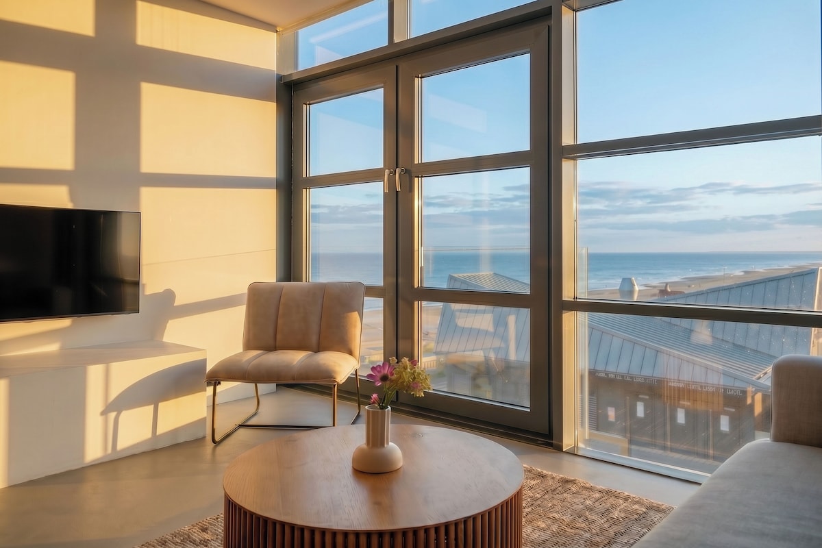 Apartamento Familiar, vista parcial para o oceano | Sala de estar | Smart TV de 43 de polegadas com canais digitais, televisor, Netflix