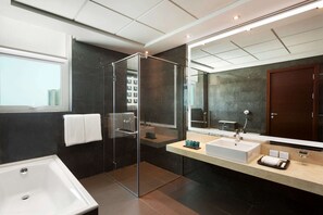 Quarto Empresarial, 1 cama king-size, não fumadores | Casa de banho | Um polibã e uma banheira separados, artigos de higiene ecológicos 