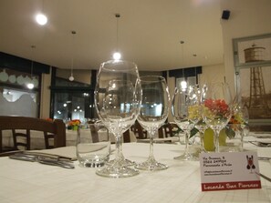 Almoços e jantares servidos, incluindo cozinha local