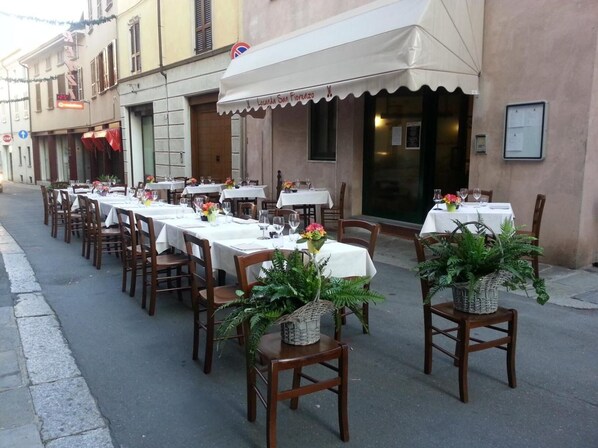 Almoços e jantares servidos, incluindo cozinha local