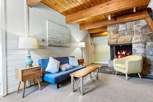 Quarto Standard | Sala de estar | Televisor de ecrã plano de 32 polegadas com canais por cabo, televisor 