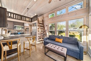 Cabana, banheira de imersão, vista para o rio (Bunk) | Cozinha americana privada | Cooktop, cafeteira/chaleira, talheres/pratos/utensílios de cozinha