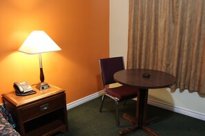 Quarto standard, 1 cama Queen, para fumantes | Cortinas blackout, Wi-Fi de cortesia, roupa de cama