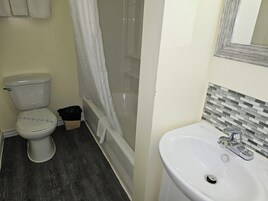 Quarto standard, 2 camas de casal, para não fumantes | Banheiro | Banheira e chuveiro separados, banheira de imersão