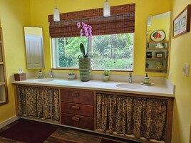 Produtos de toalete grátis, roupões de banho, toalhas de banho 