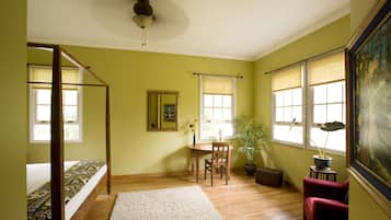Suíte standard, 1 cama King | Área de estar | Lareira