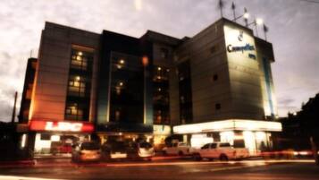 Fachada da propriedade à noite