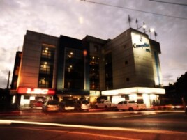 Um hotel com uma placa de destaque para 'LBC' e 'Convivialité'.