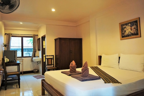 Quarto casal superior (With Fan) | Escrivaninha, Wi-Fi de cortesia, roupa de cama