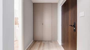 Quarto Triplo Superior | Sala de estar | Televisor de ecrã plano de 54 cm com canais por cabo, televisor