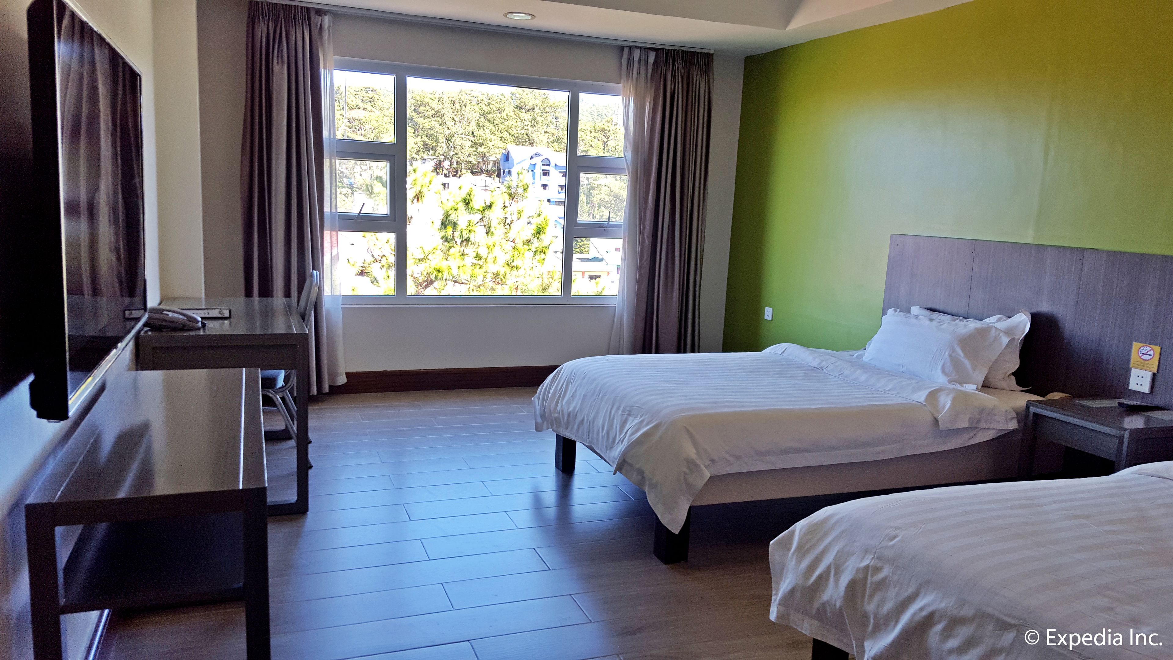 Quarto luxo | Cofres nos quartos, escrivaninha, ferros/tábuas de passar roupa