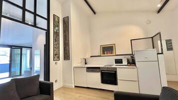 Loft Suite with Kitchen and Terrace | Cozinha privada | Talheres/pratos/utensílios de cozinha