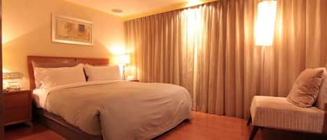 Quarto Duplo Deluxe | Cofre no quarto, cortinas/cortinados opacos, quartos insonorizados