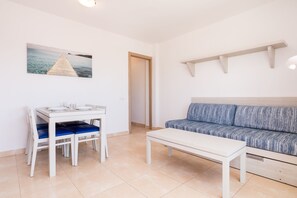 Apartamento, 2 quartos, varanda | Cofre no quarto, secretária, cortinas/cortinados opacos 