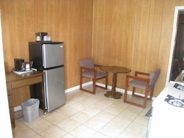 Quarto Standard, não fumadores (Full Bed, Kitchenette) | Kitchenette privada | Uma cafeteira/bule