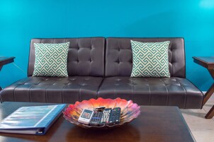 Apartamento Design, 2 quartos, não fumadores, cozinha | Sala de estar | Televisor de ecrã plano de 50 polegadas com canais por cabo, televisor