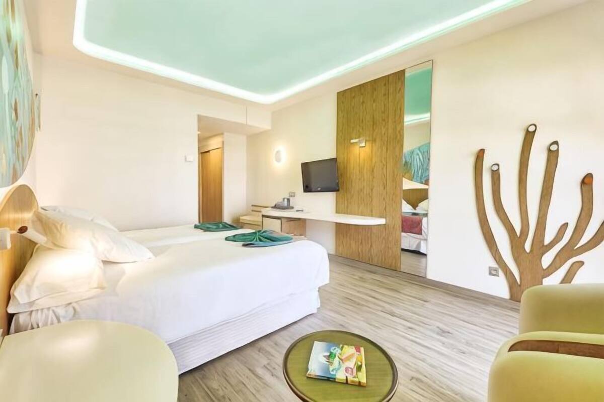 Minibar, cofre no quarto, secretária, ferro/tábua de engomar 