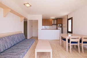 Apartamento, 1 quarto | Sala de estar | TV de ecrã plano 
