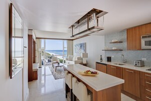 Um frigorífico, um micro-ondas, uma placa de cozinha 