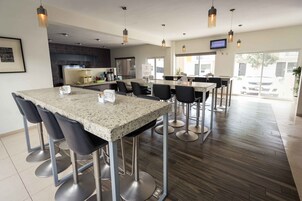 Café da manhã com buffet todos os dias (MXN 85.00 por pessoa) 