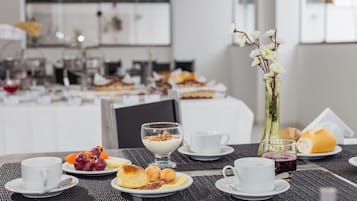 Café da manhã com buffet grátis todos os dias