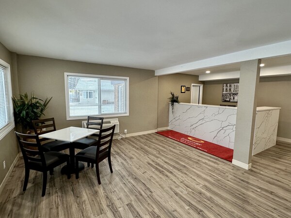 Econo Lodge Inn & Suites - Alberta