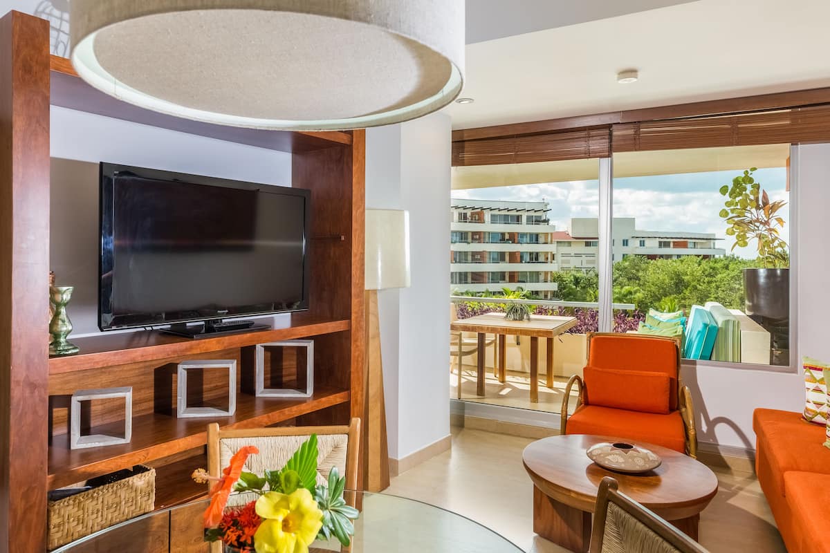 Suite, 2 quartos, vista para o jardim | Sala | Televisor 
