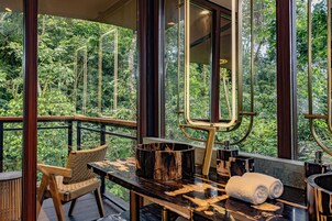 Jungle Luxe Tent | Casa de banho | Um polibã e uma banheira separados, uma banheira de imersão total 