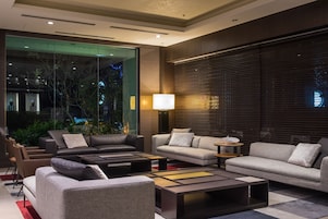 Área de estar no saguão