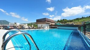 2 piscinas exteriores, uma piscina no terraço, espreguiçadeiras 