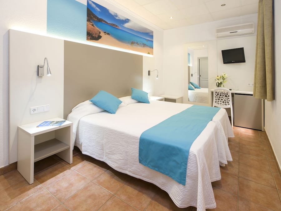 Quarto duplo | Frigobar, cofres nos quartos, escrivaninha