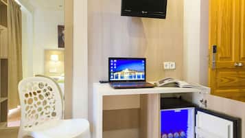 Quarto Triplo | Minibar, cofre no quarto, secretária