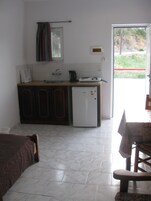 Apartamento, 1 quarto, vista para o mar | Kitchenette privada | Um frigorífico, uma placa de cozinha, uma cafeteira/bule 