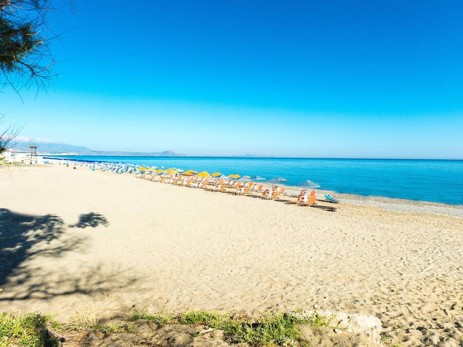Na praia, espreguiçadeiras, guarda-sóis de praia