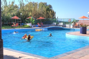2 piscinas externas, funciona das 9h às 19h, guarda-sóis