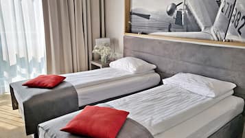 Quarto Duplo ou Twin Deluxe | Cofre com capacidade para portátil, secretária